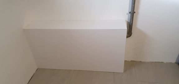 Fabrication et pose d’un cache-tuyaux | Menuiserie Huber Haguenau