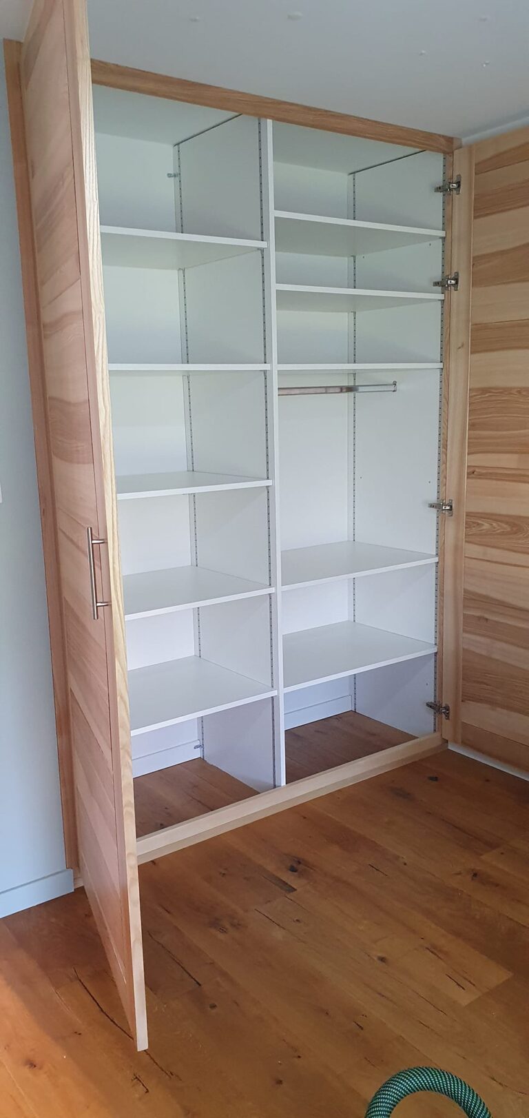 Fabrication et pose d’un placard avec façade en frêne massif finition ...